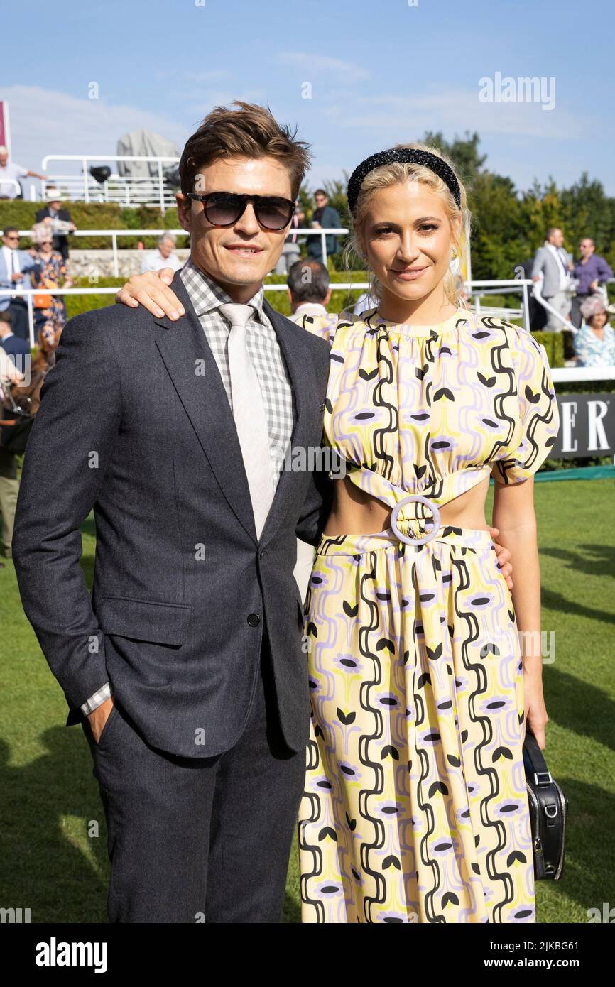 UTILISATION ÉDITORIALE SEULEMENT Pixie Lott et son mari Oliver Cheshire ...