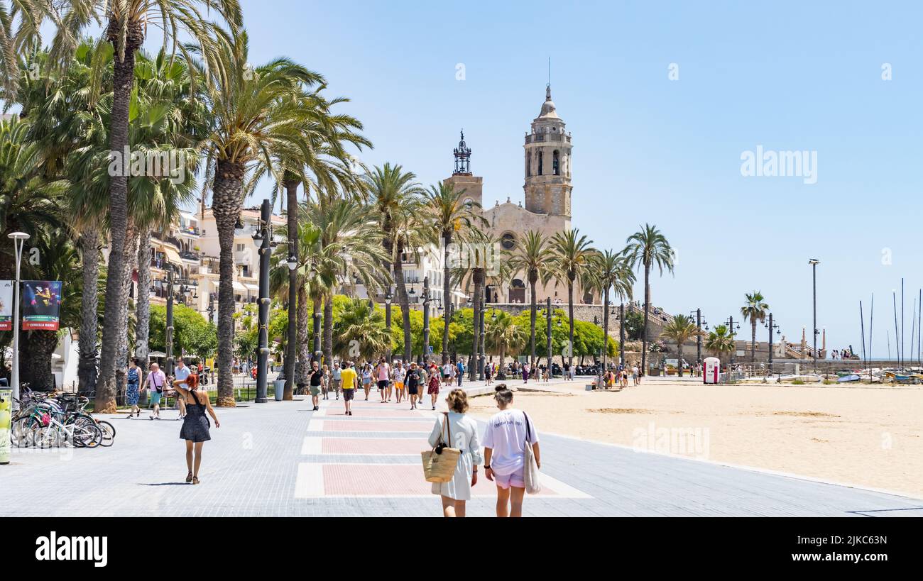 Sitges, Espagne - 12 juin 2022: Promenade de bord de mer de Sitges avec ...