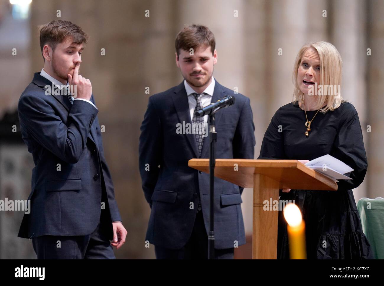 Helen Chene, veuve de Harry Gration, parle à un service d'action de ...