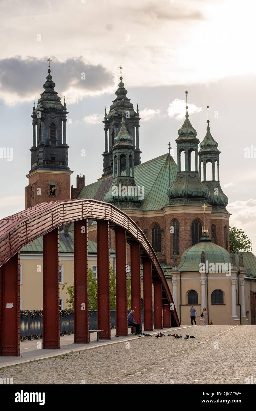 Le pont Jordan avec pigeons et homme assis près de la cathédrale Piotr ...