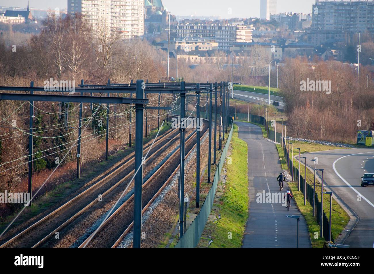 Une photo en grand angle d'une autoroute à vélo entre une piste de ...