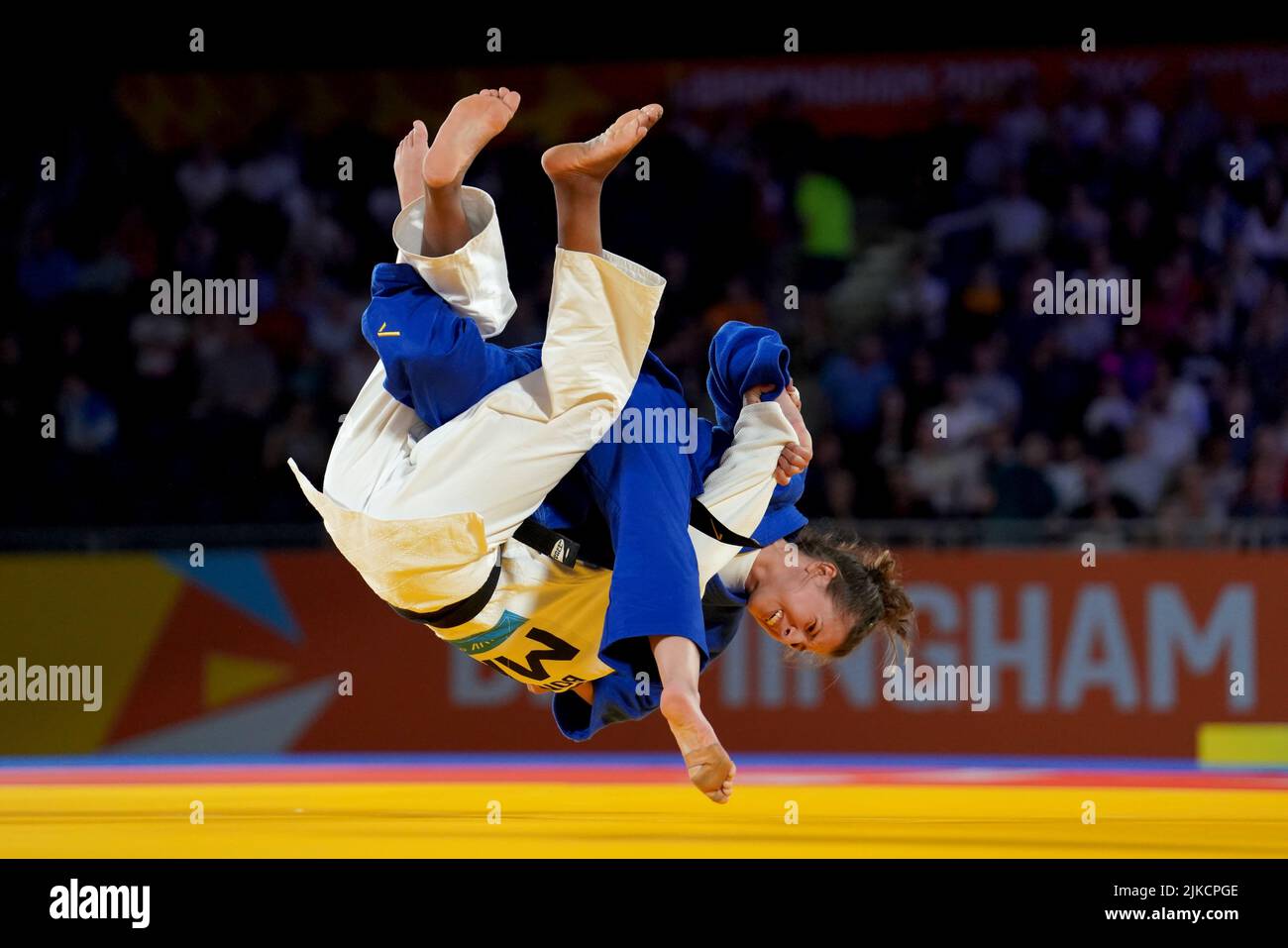 Amy Platten (bleu) en Angleterre et Harriet Bonface au Malawi en action ...