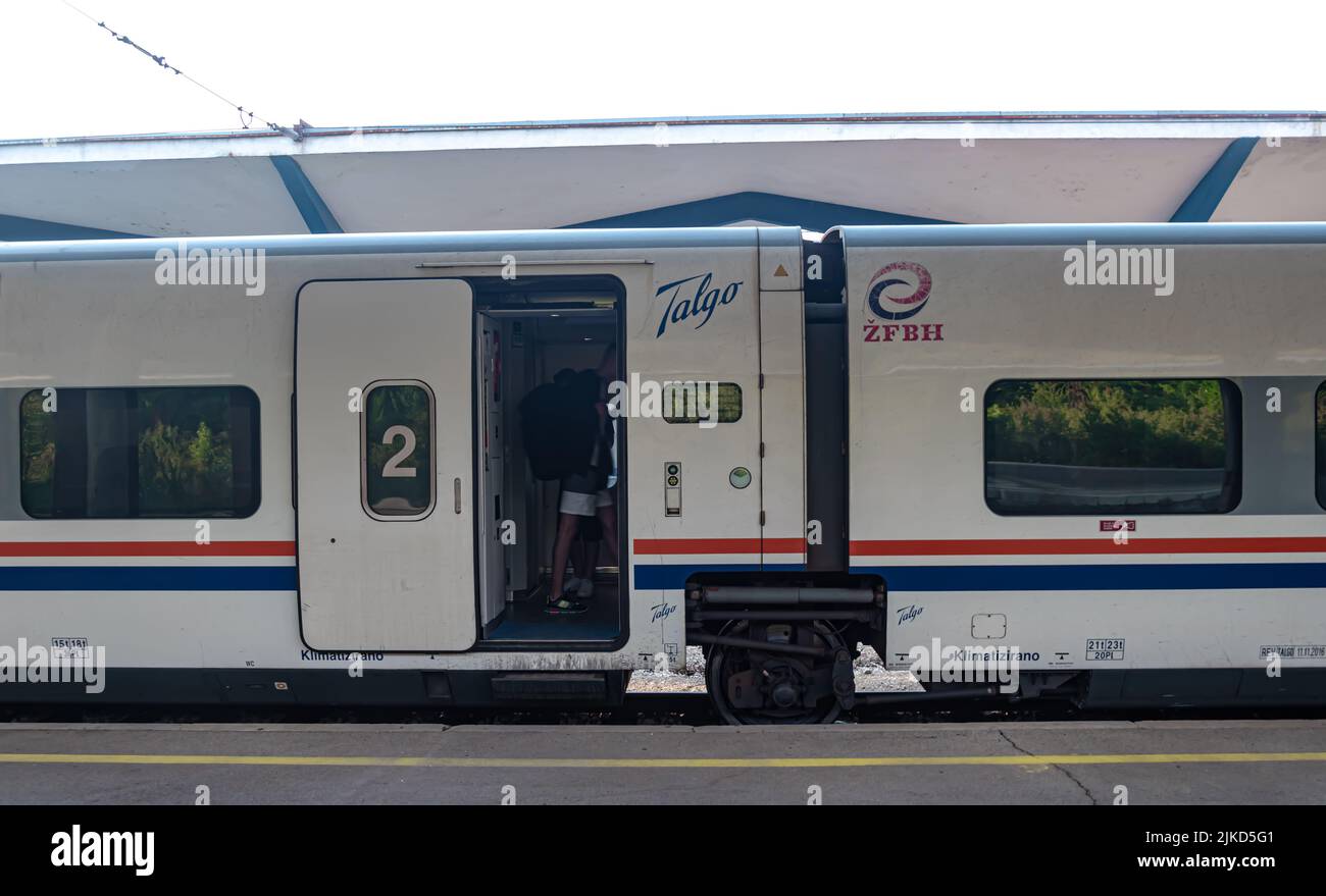 Talgo train Banque de photographies et d’images à haute résolution - Alamy