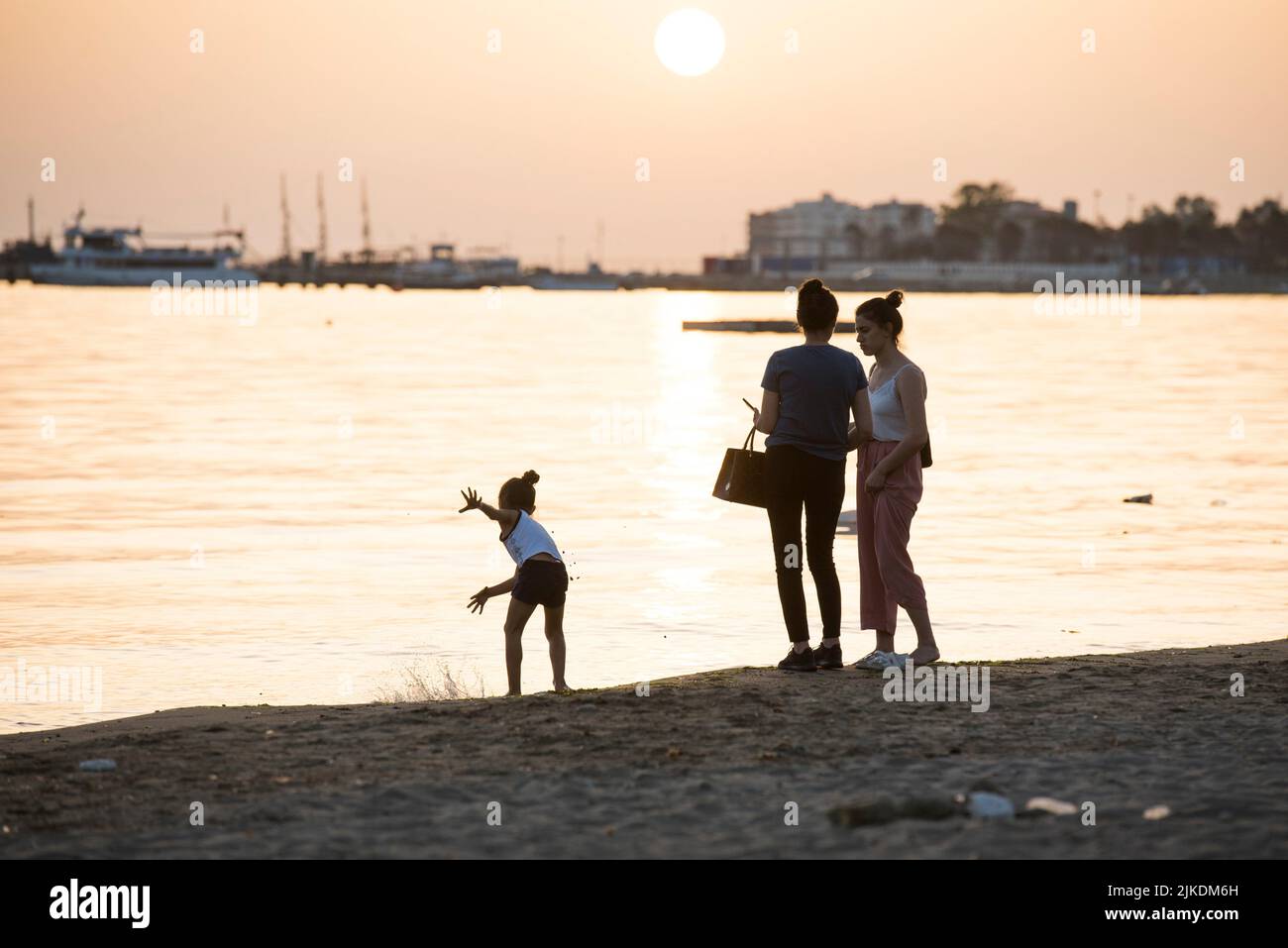 Plage le long de la promenade du front de mer au coucher du soleil ...