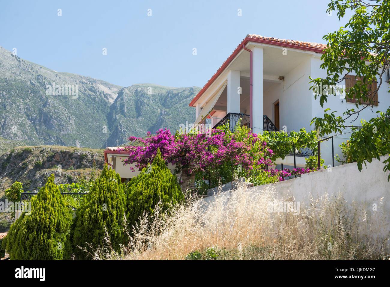 Dhermi, village de la côte Ionienne, adochée aux monts Cerauniens ... Dhermi, village de la côte Ionienne, adochée aux monts Cerauniens ...