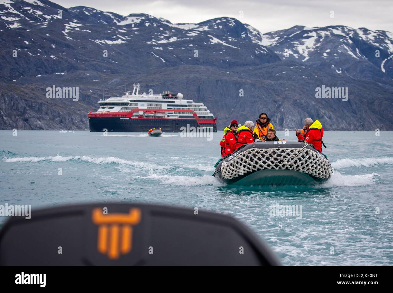 Expédition zodiacs emportant des passagers de Hurtigrutens MS Fridtjof ...