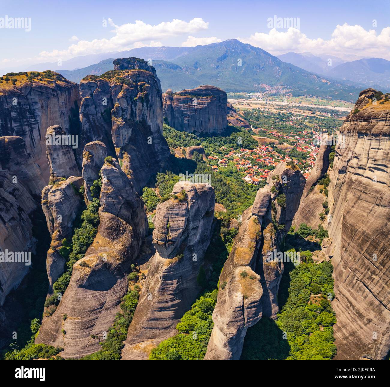Vue aérienne stupéfiante des célèbres monastères sur les sommets des ...
