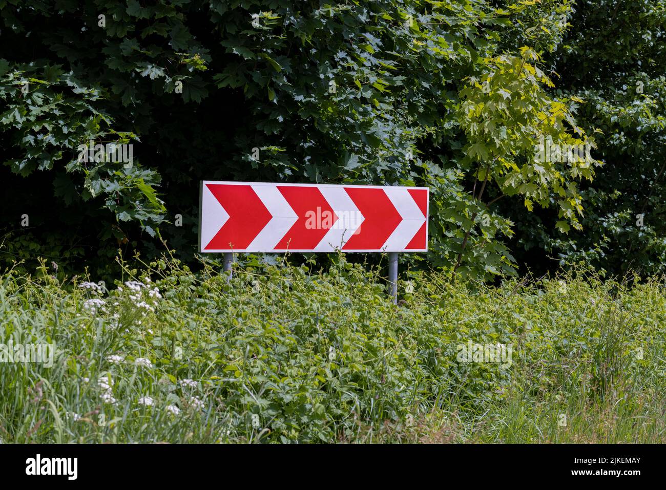 Un panneau routier installé sur la route pour réguler la circulation ...