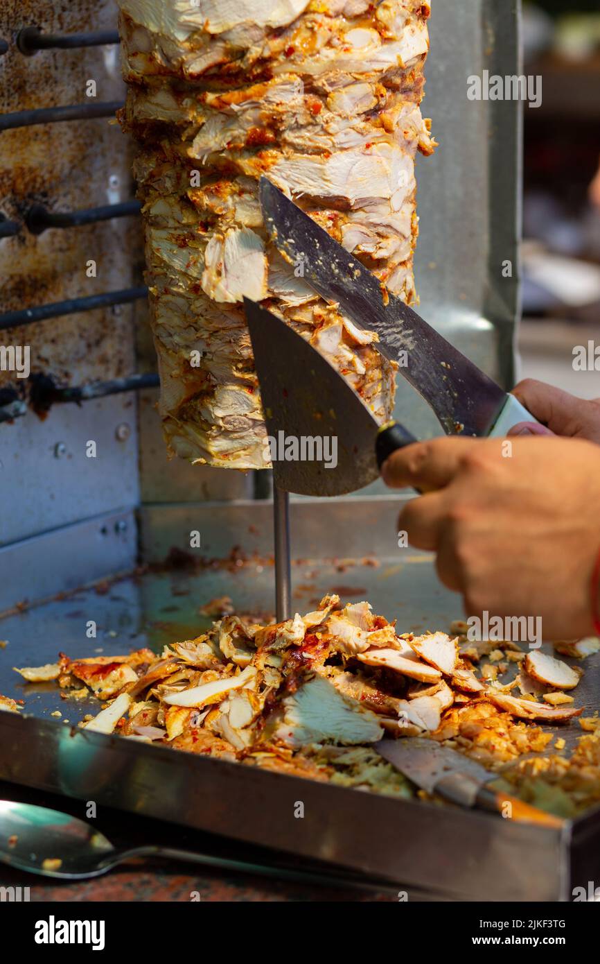 Coupe avec couteau Chef doner Doner kebab turc traditionnel de la ...