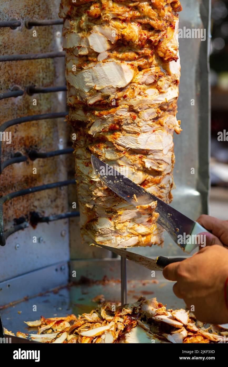 Coupe avec couteau Chef doner Doner kebab turc traditionnel de la ...