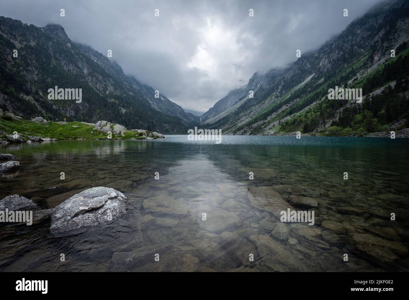 Le lac de gaube Banque de photographies et d’images à haute résolution ...