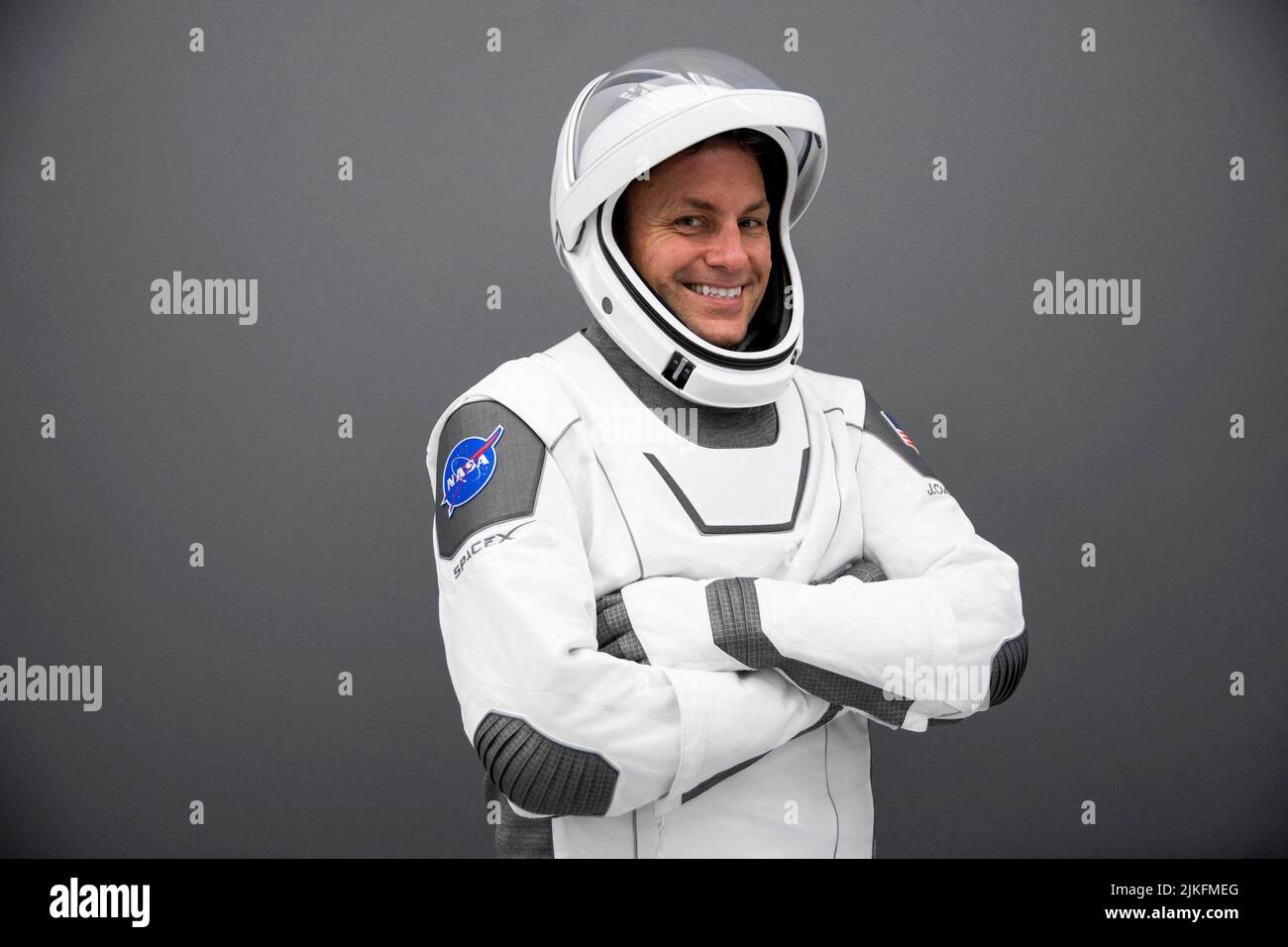 L'astronaute de la NASA Josh Cassada pose pour une photo tout en ...