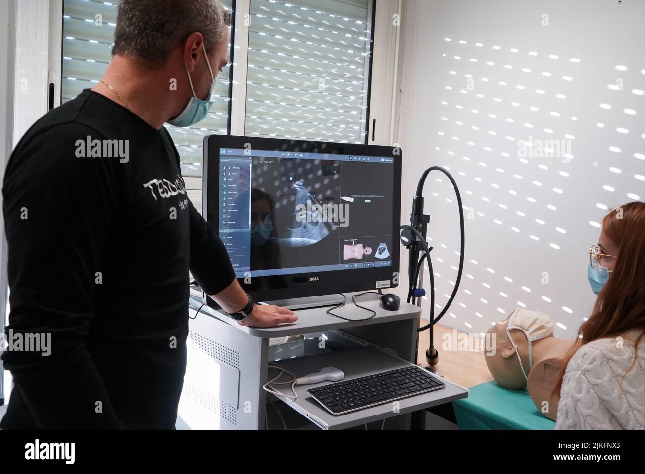 Les élèves et leur enseignant lors d'un atelier de simulation d ...