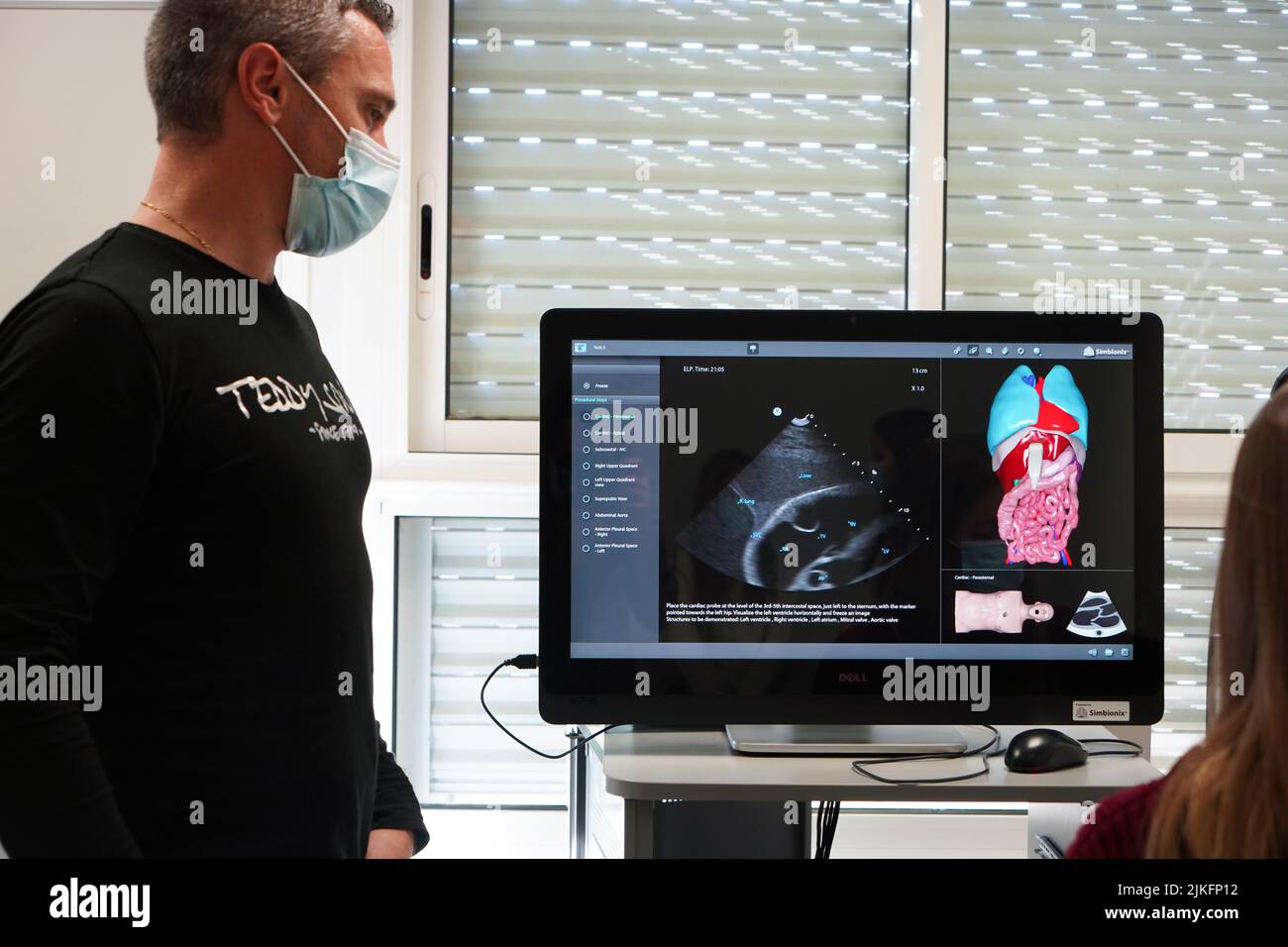 Les élèves et leur enseignant lors d'un atelier de simulation d ...