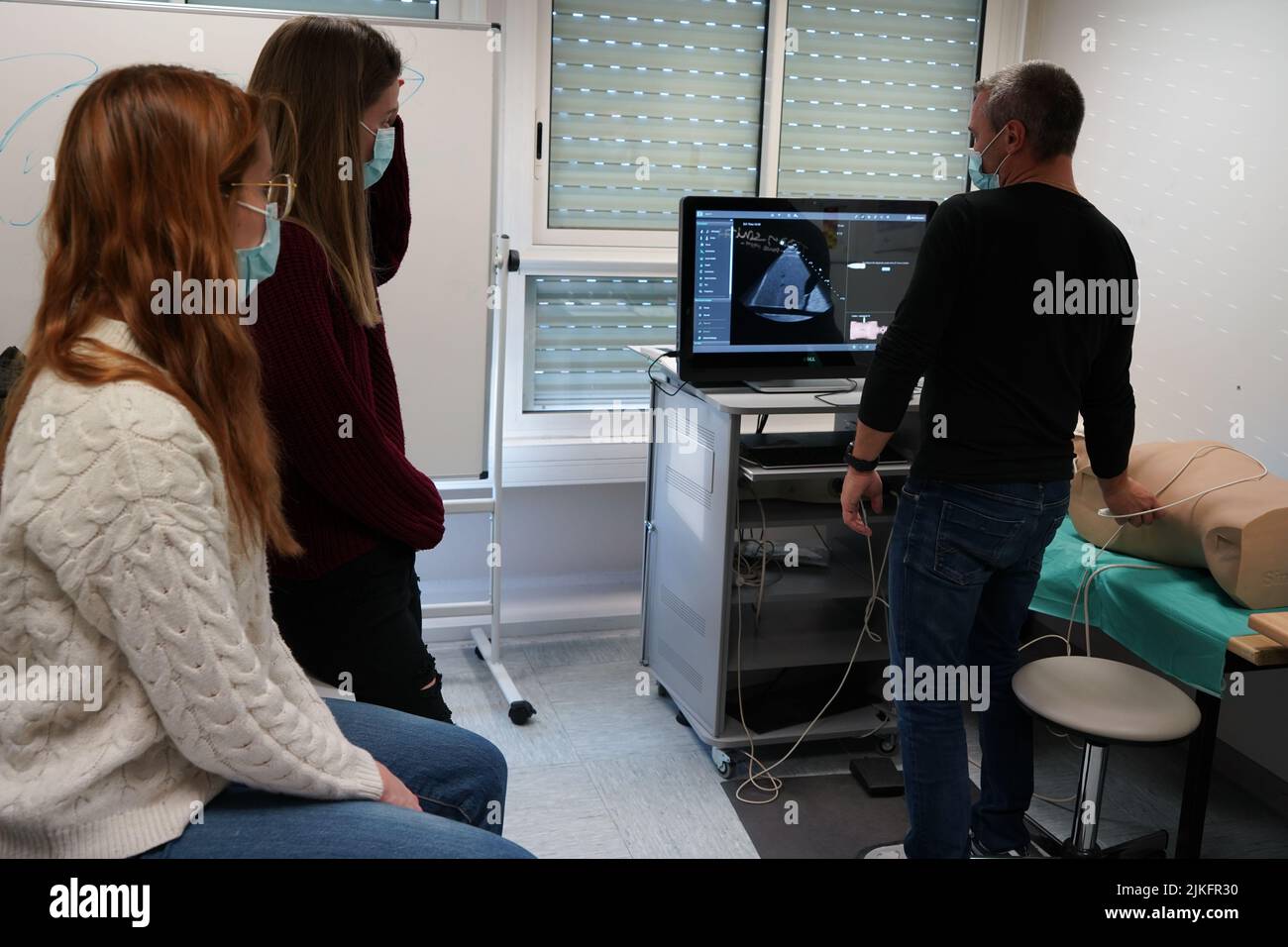 Les élèves et leur enseignant lors d'un atelier de simulation d ...