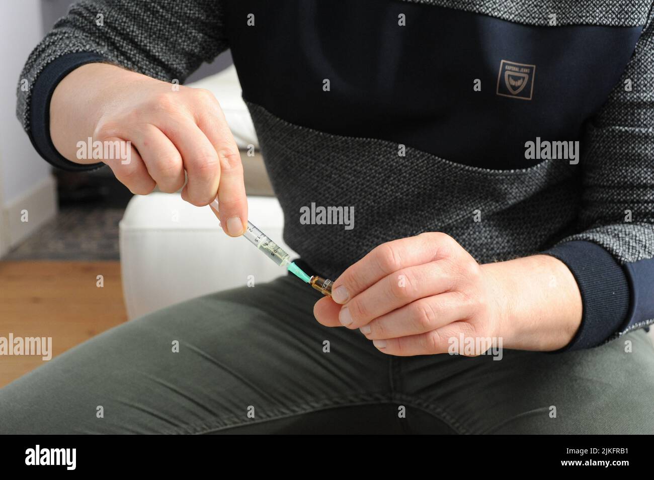 Préparation d'une injection intramusculaire anti-inflammatoire ...