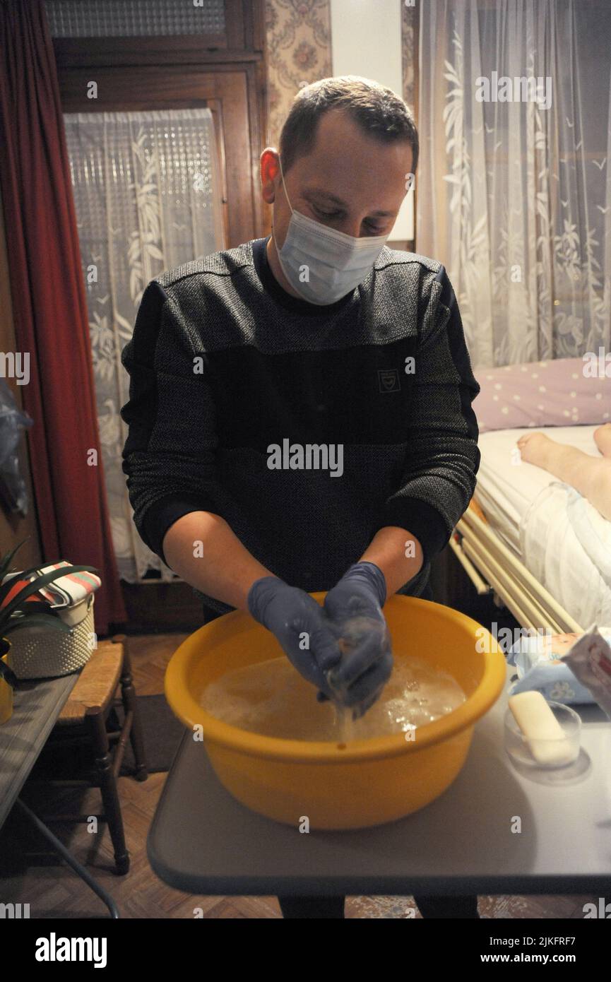 Une Infirmière Privée Effectue Une Toilette Complète à La Maison Dun Patient De 86 Ans Photo