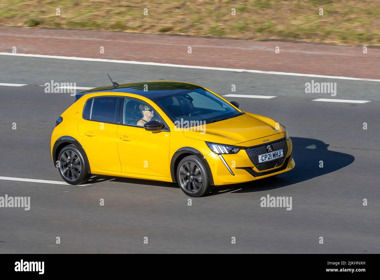 Peugeot 208 gt line voitures jaunes Banque de photographies et d’images ...