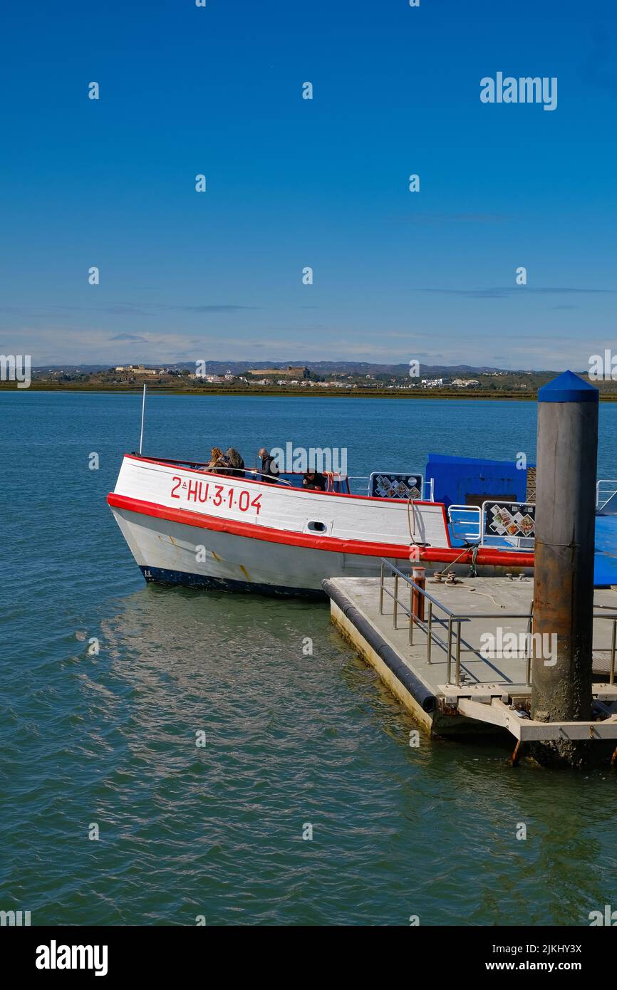 Un ferry pour le Portugal à Ayamonte, Andalousie, Espagne attendant de ...