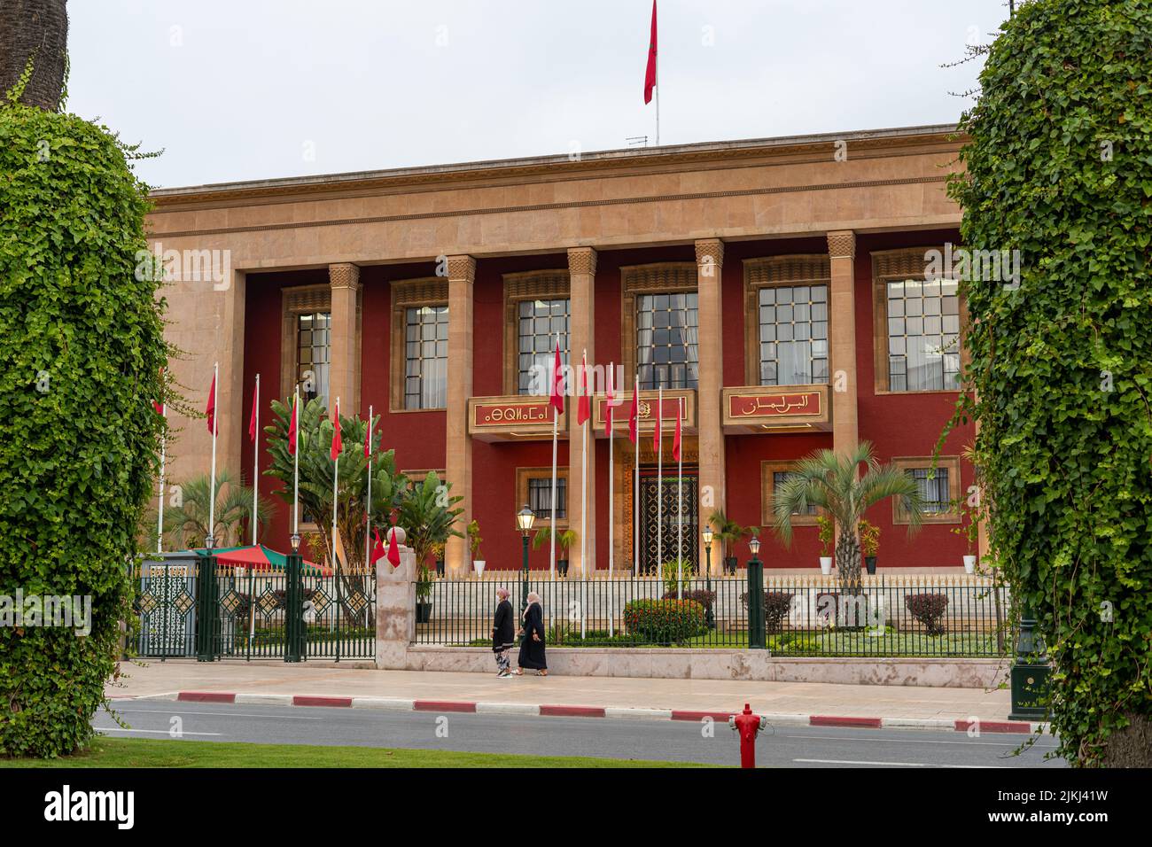 Two moroccan women crossing the road Banque de photographies et d ...