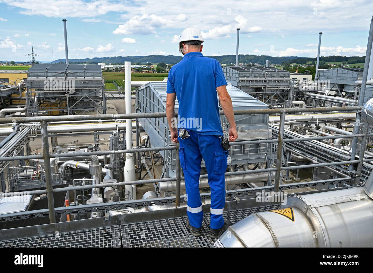 02 août 2022, Autriche, Straßwalchen: Un ouvrier se tient sur le toit d ...