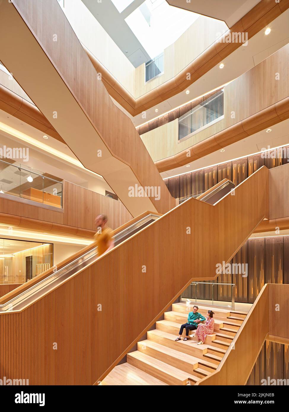 Escaliers en porte-à-faux dans l'atrium pleine hauteur. Dorothy ...