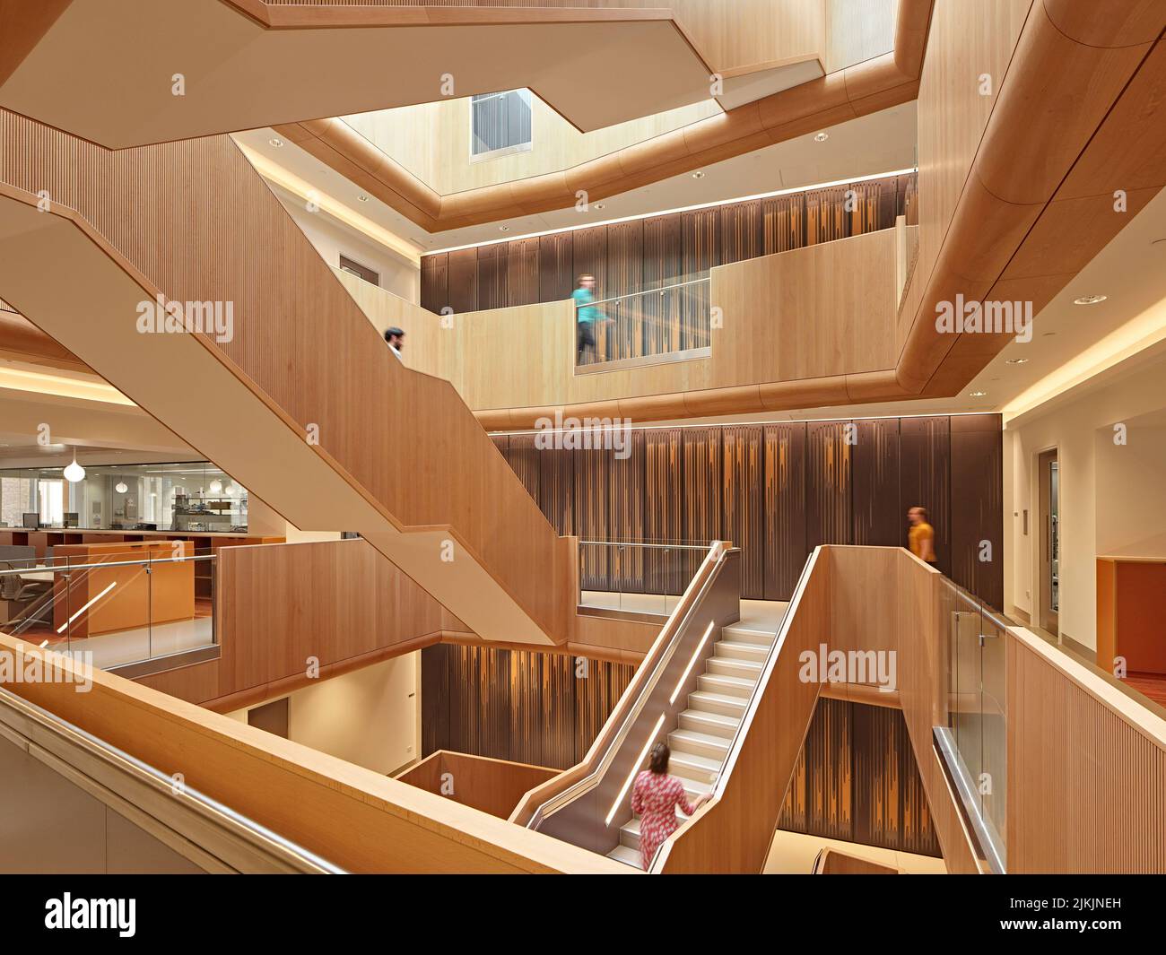 Escaliers en porte-à-faux dans l'atrium pleine hauteur. Dorothy ...