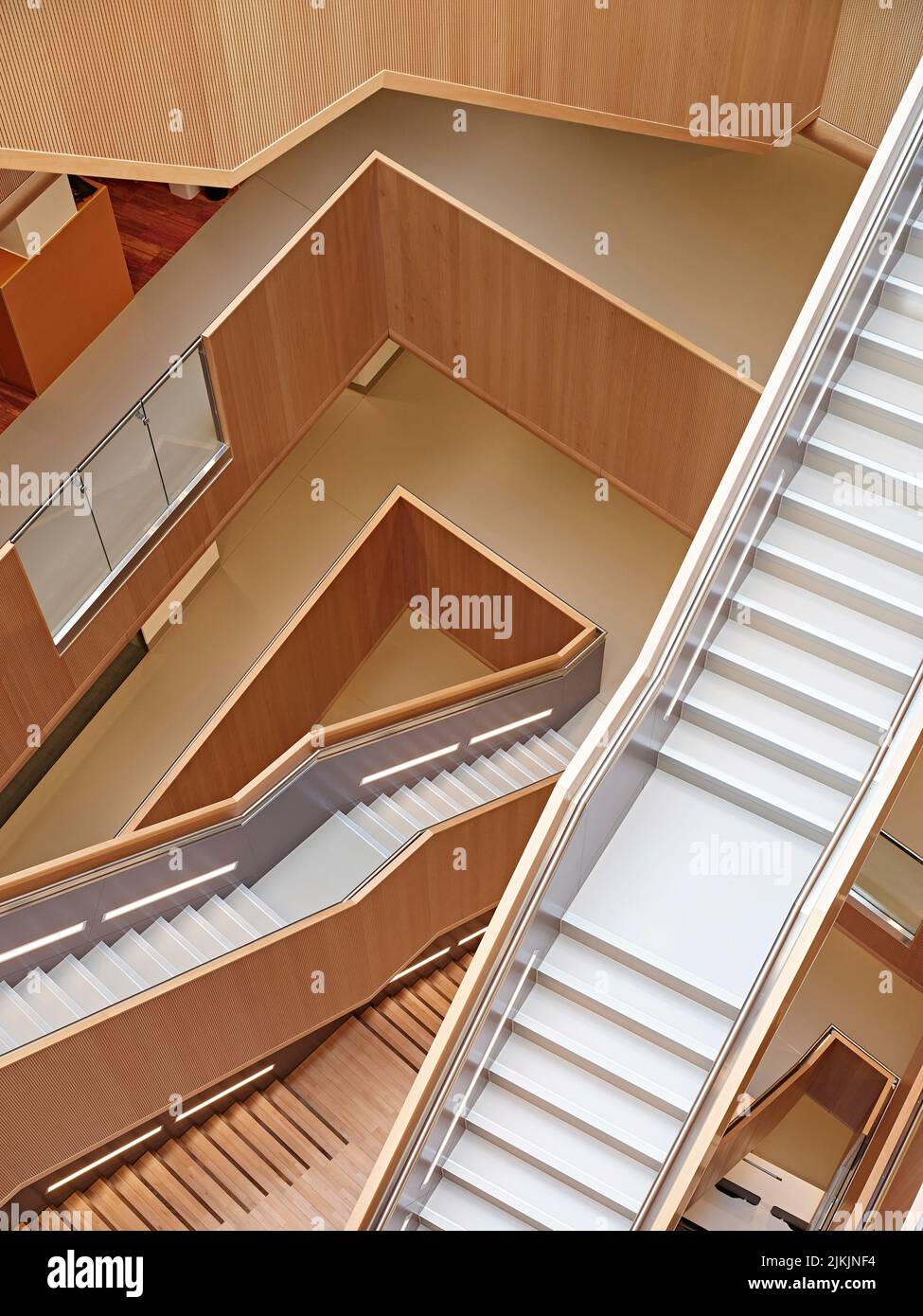 Escaliers en porte-à-faux dans l'atrium pleine hauteur. Dorothy ...