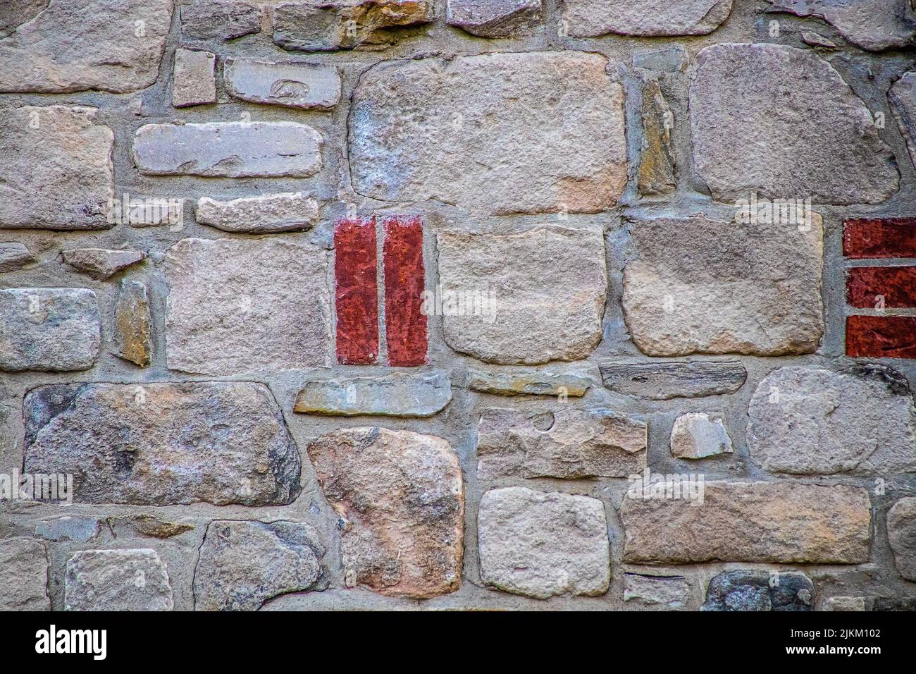 Arrière-plan de mur de roche de couleur claire avec quelques briques ...