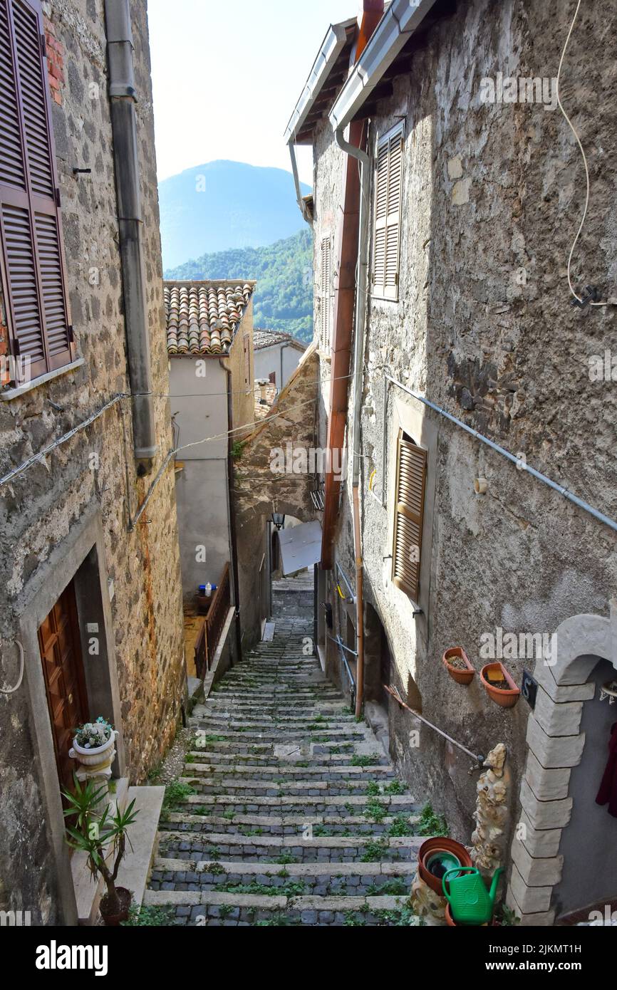 Un escalier médiéval et une rue étroite ensoleillée parmi les maisons ...