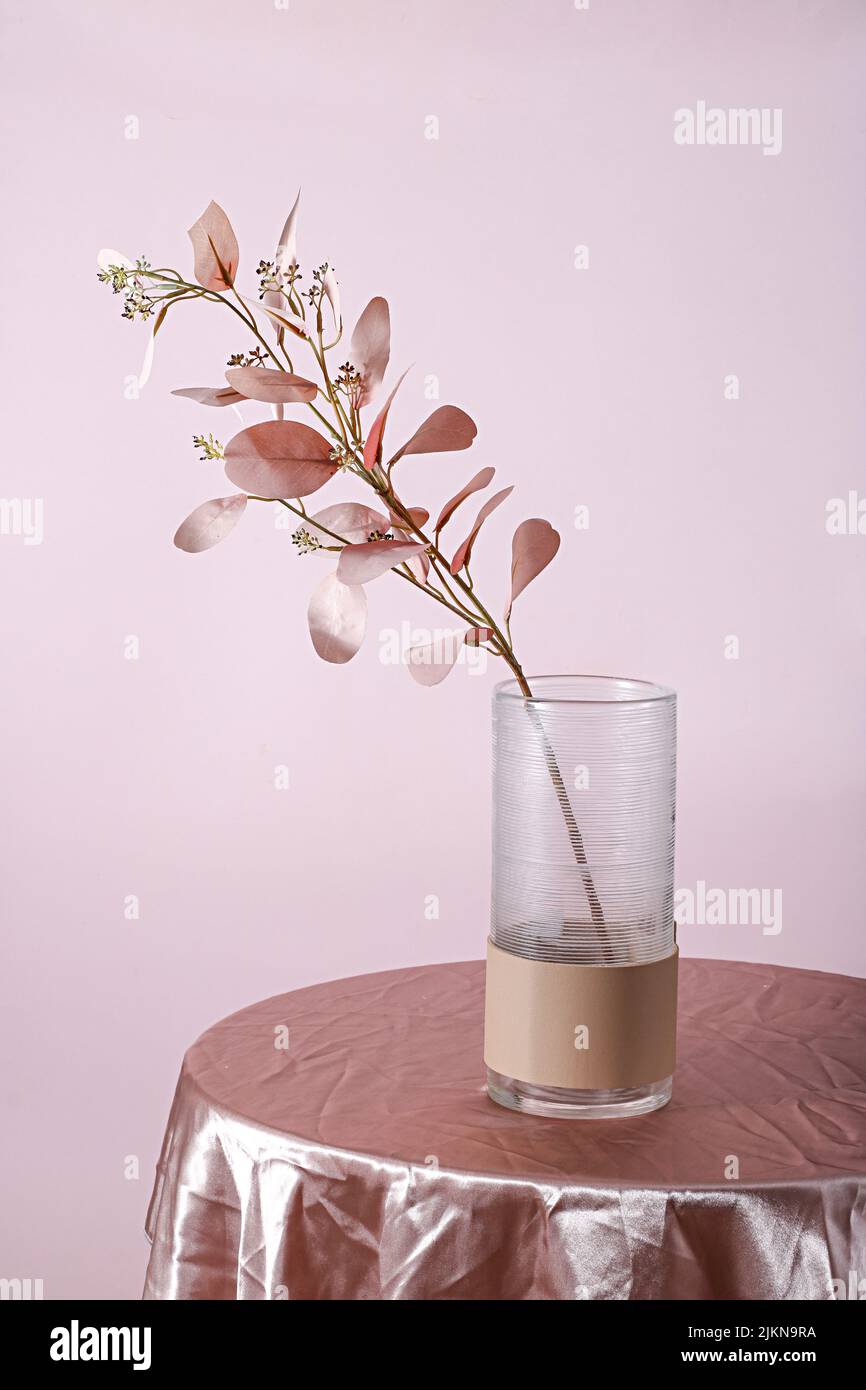 Le cliché vertical de fleurs décoratives sur un vase isolé sur fond ...