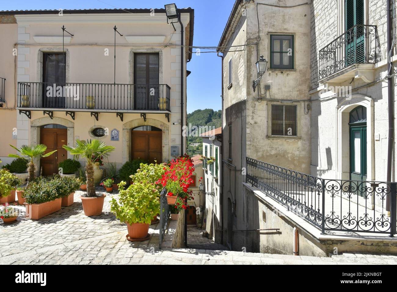 Une rue à Santa Croce del Sannio, un village de la région Campanie en ...