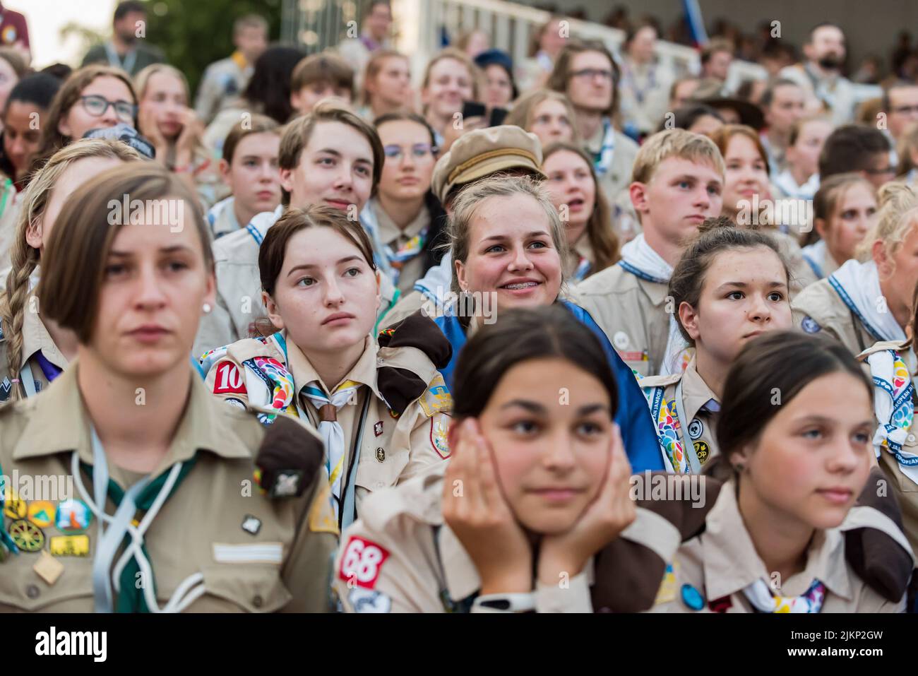 Les participants portant des uniformes de scouts assistent à la ...