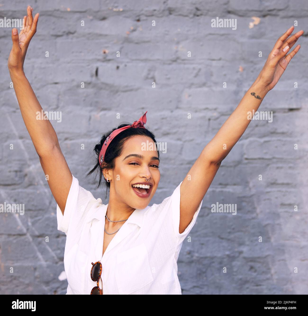 Vivre la vie à ma façon. Une jeune femme attrayante debout seule contre ... Vivre la vie à ma façon. Une jeune femme attrayante debout seule contre ...