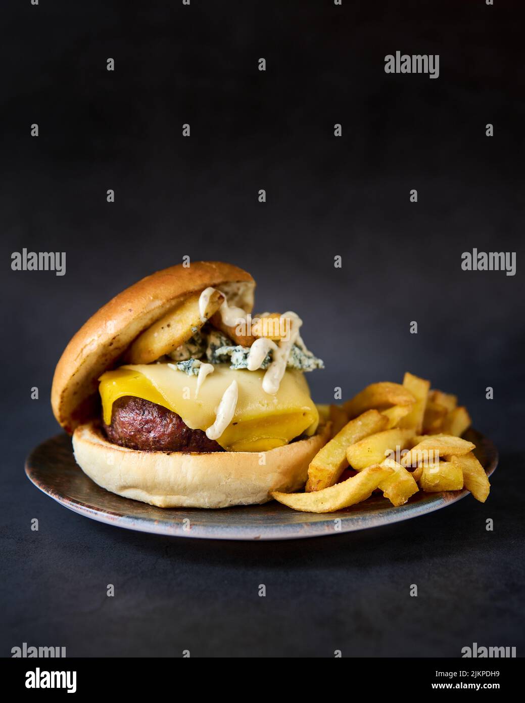 une dose verticale de hamburger au fromage avec différents types de ...