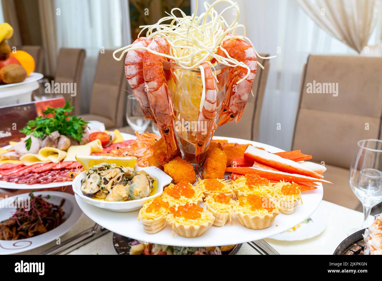 Une table servie avec des fruits de mer dans un restaurant. Poisson ...