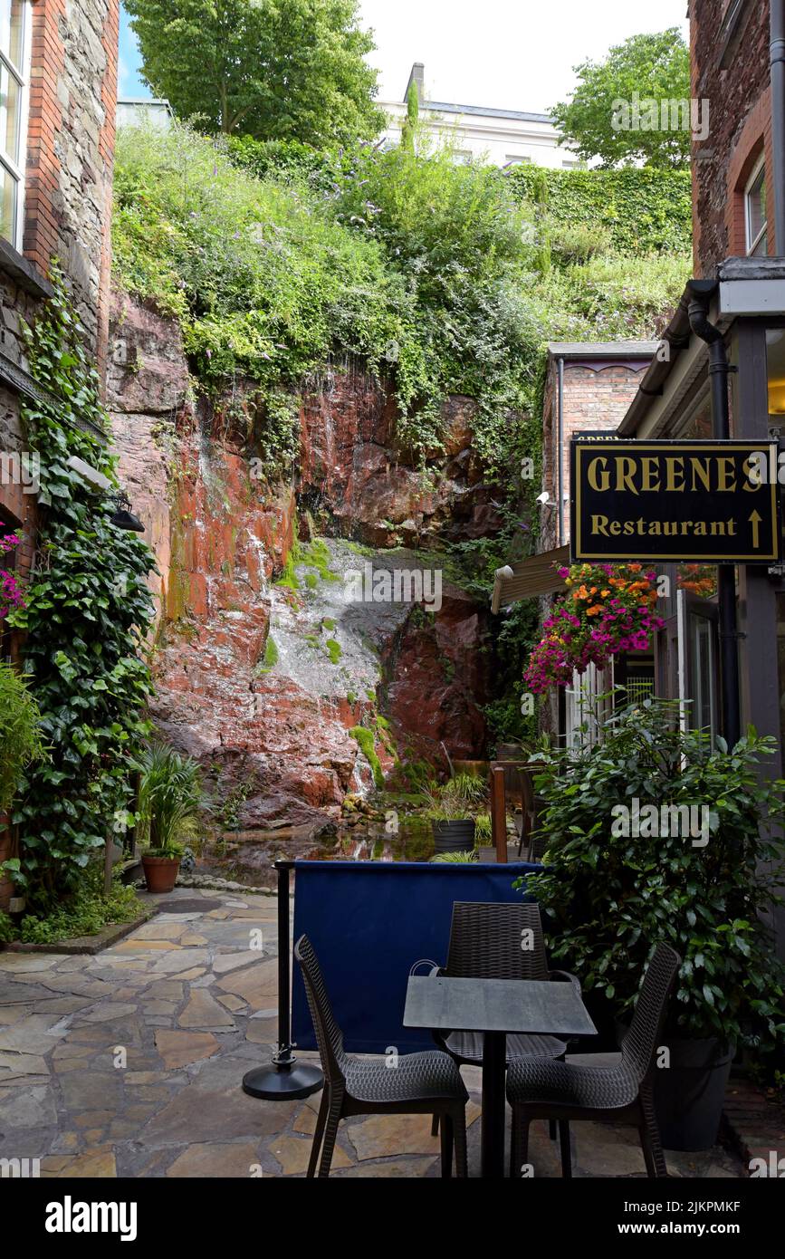 L'hôtel Isaacs, et le restaurant Greenes, avec sa célèbre chute d'eau ...