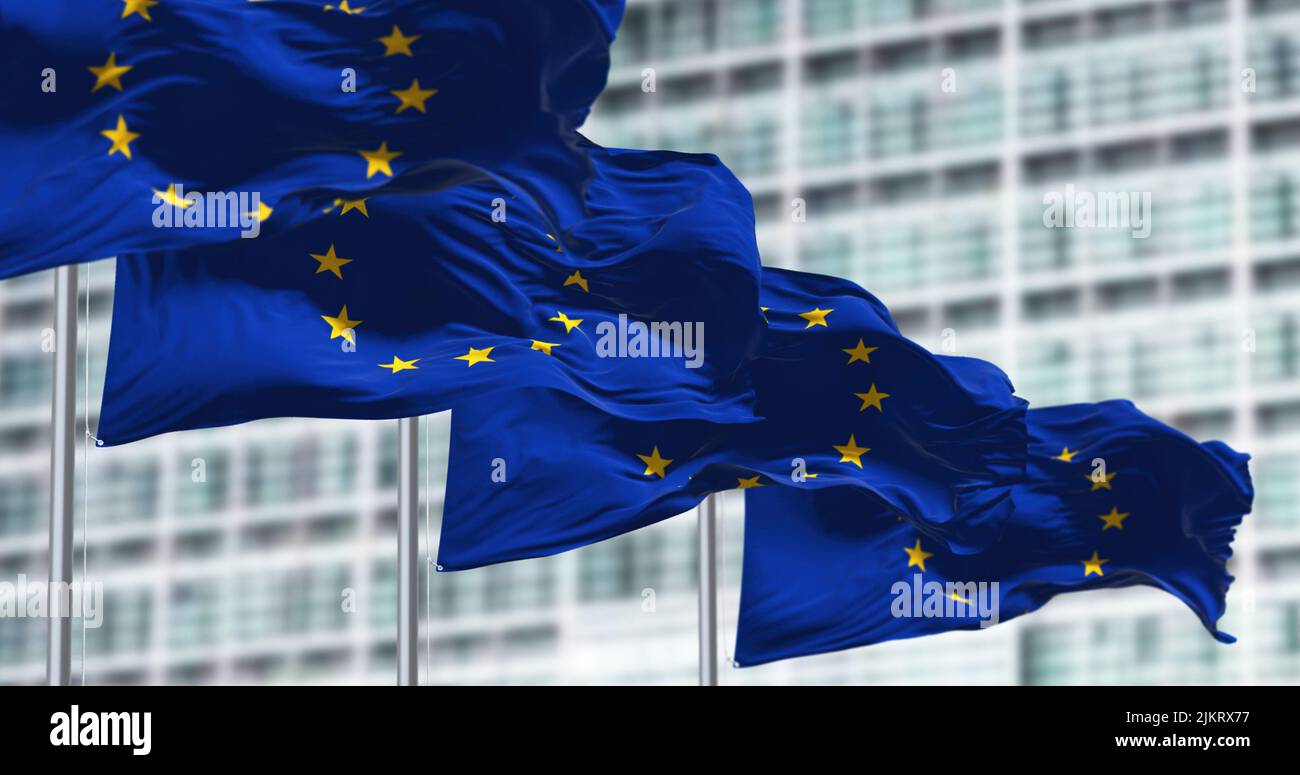 Groupe de drapeaux de l'Union européenne agitant dans le vent devant le ...
