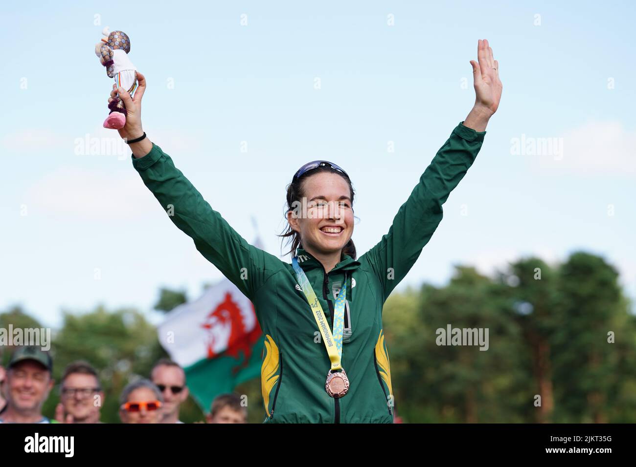 Candice Lill d'Afrique du Sud célèbre sur le podium avec sa médaille de ...