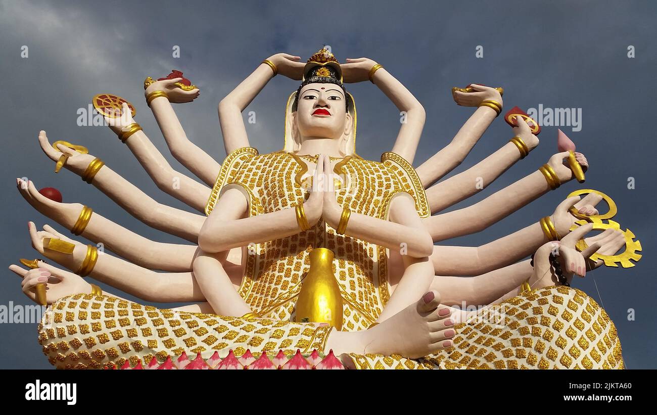 La Grande statue de Shiva beaucoup de mains dans le temple de Wat Plai ...