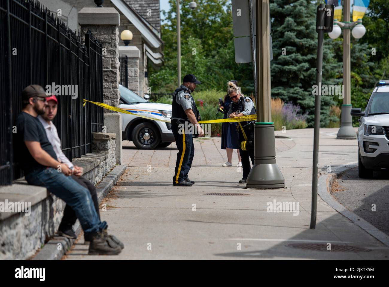 Des membres de la Gendarmerie royale du Canada (GRC) travaillent sur les lieux d'un accident à ...