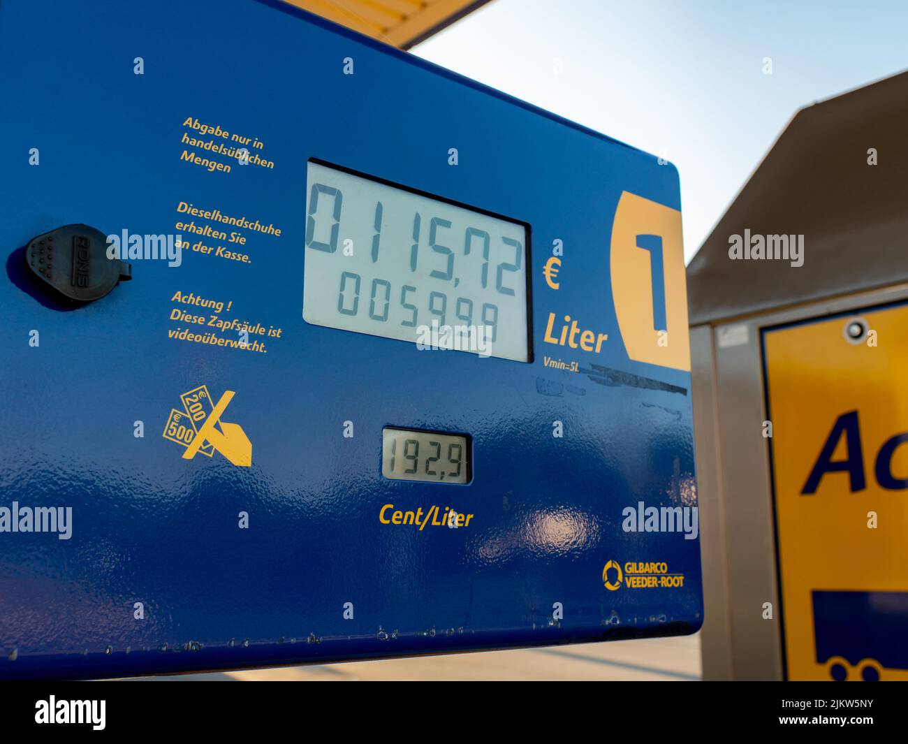 Payer un prix élevé pour faire le plein de carburant diesel. Les ...