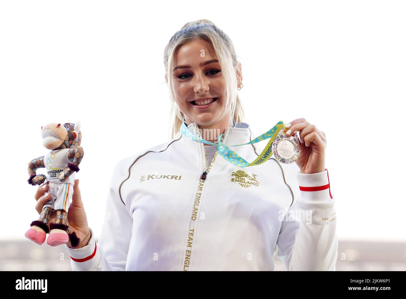 Molly Caudery en Angleterre avec sa médaille d'argent après la finale ...