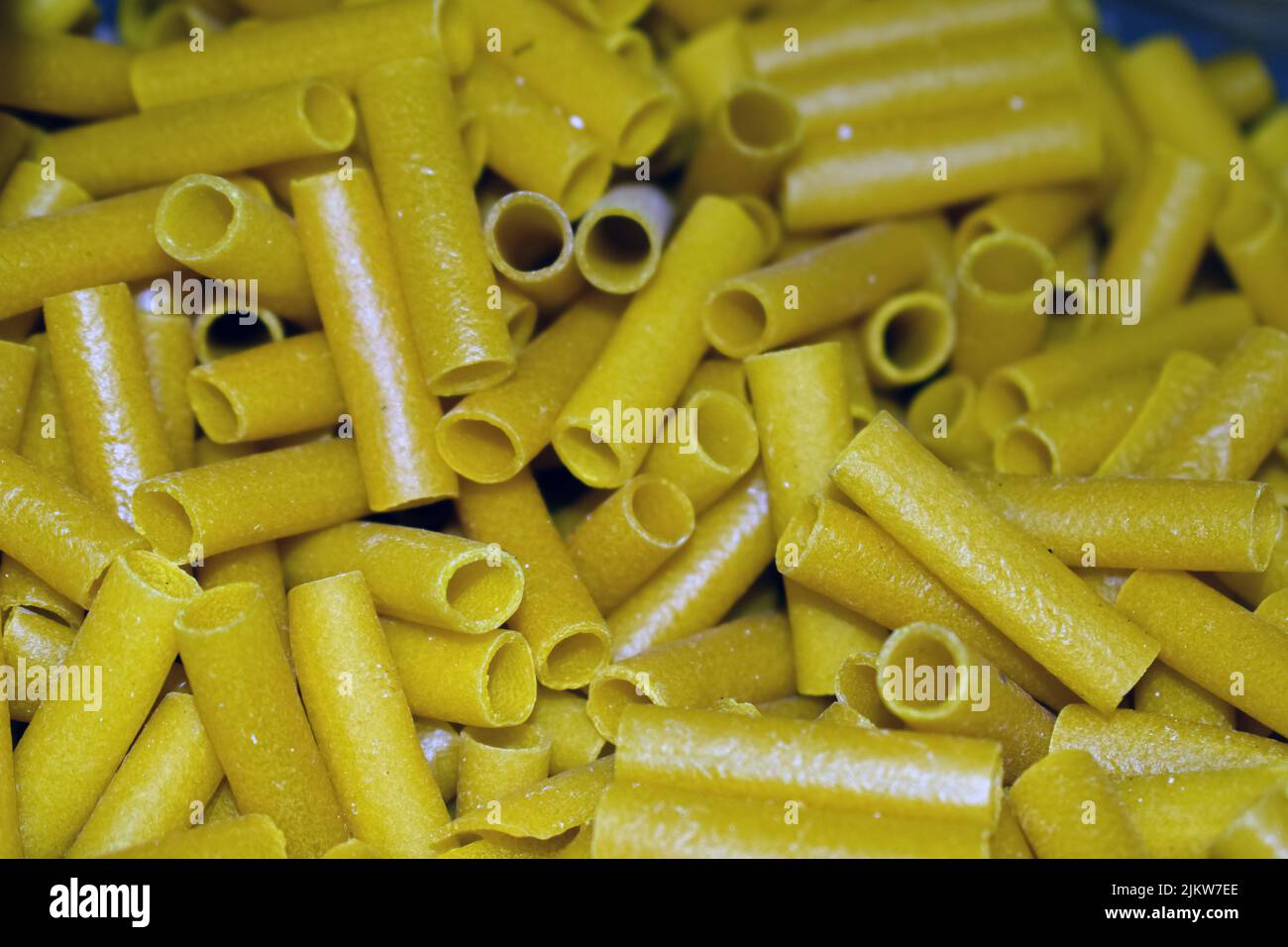 Fryums à doigts simples. Fryum de doigt frit en boîtes pour la vente ...