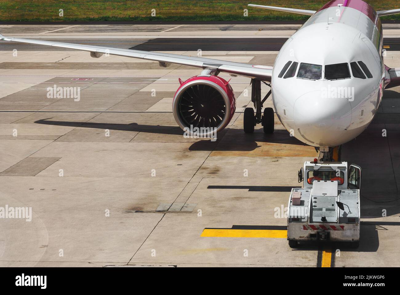 Tracteur remorqueur Pushback avec avion sur la piste de l'aéroport ...