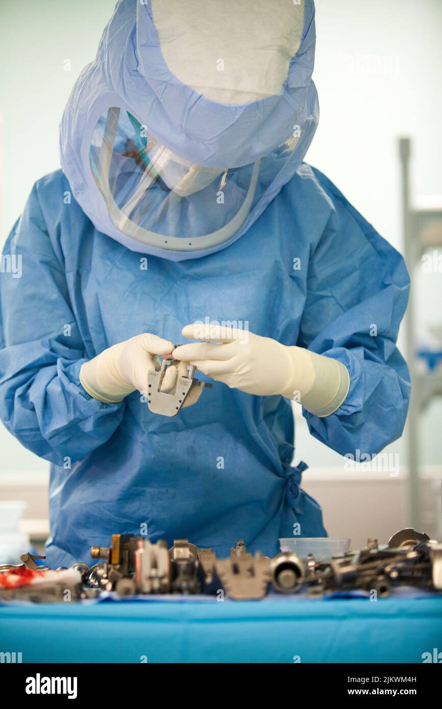 Chirurgie orthopédique, une infirmière prépare les instruments ...