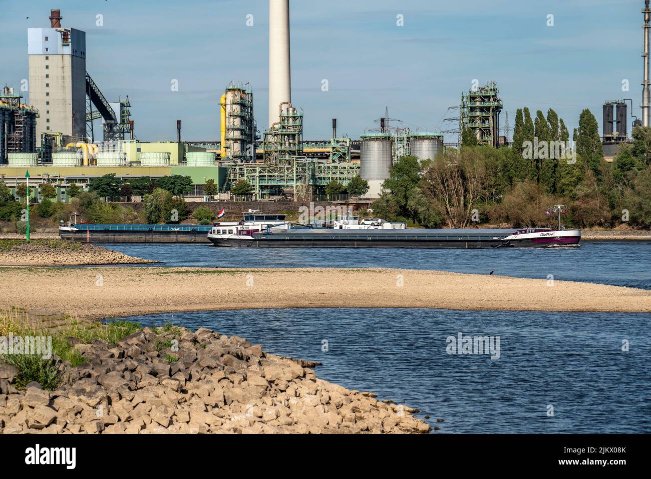 Niveau d'eau bas sur le Rhin, les rives tombant sèches, les bancs de ...