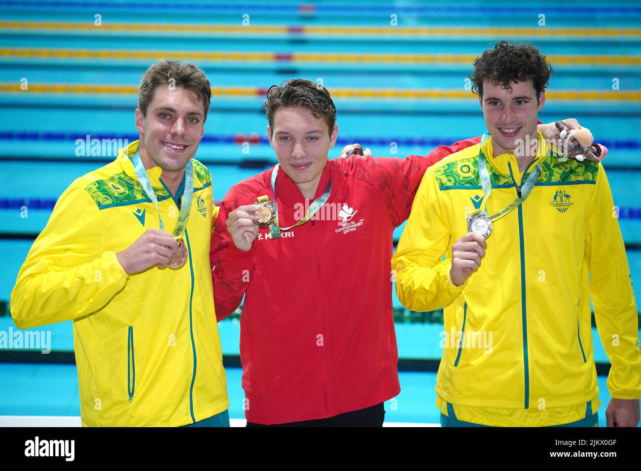 Nicholas Bennett (au centre) du Canada avec la médaille d'or, Benjamin ...