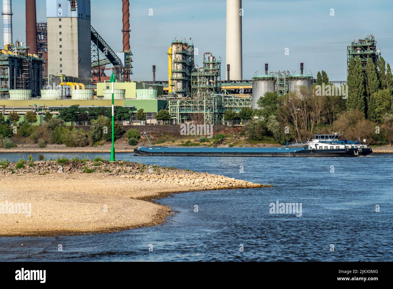 Niveau d'eau bas sur le Rhin, les rives tombant sèches, les bancs de ...