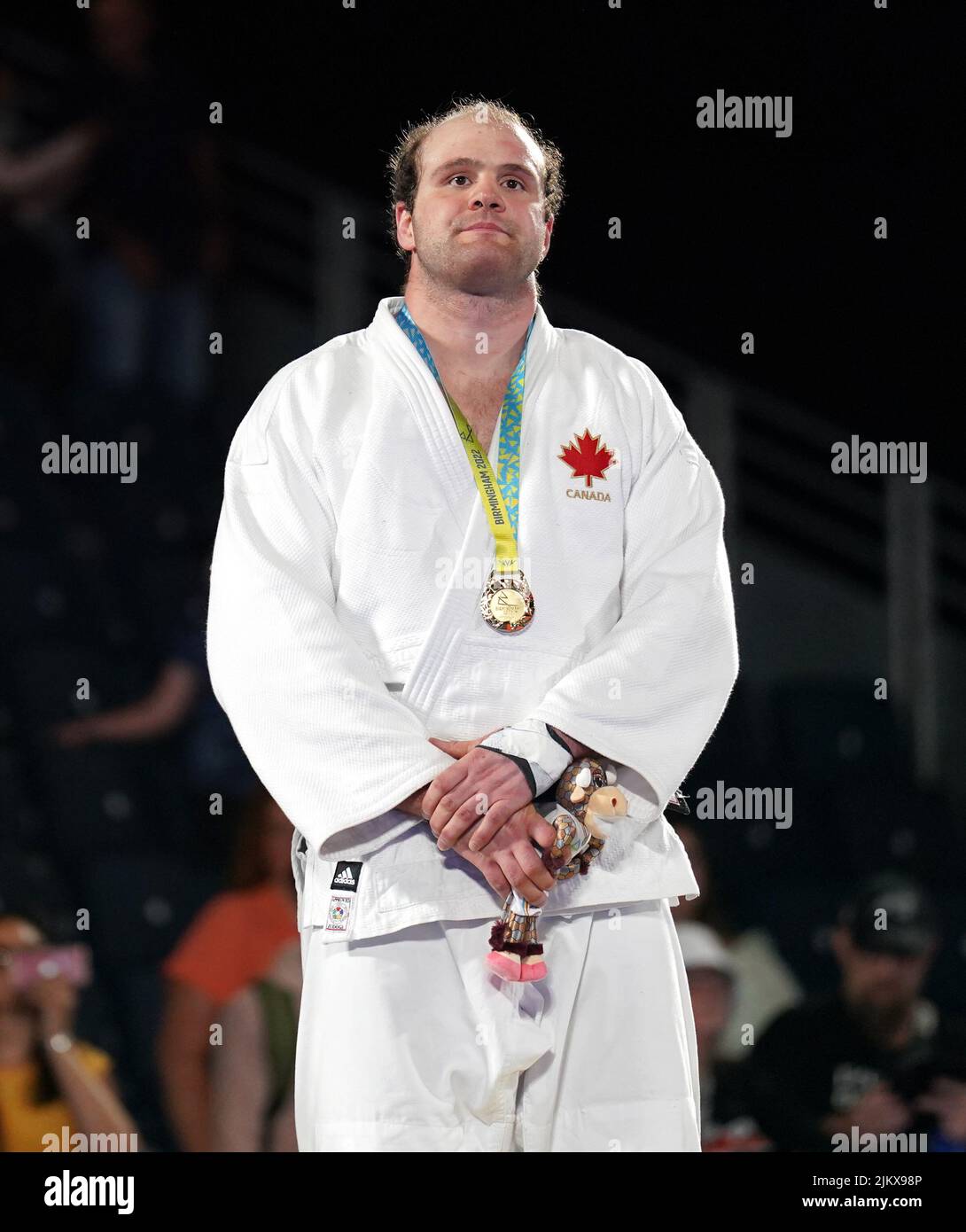 Marc Deschenes du Canada pose avec sa médaille d'or après avoir ...